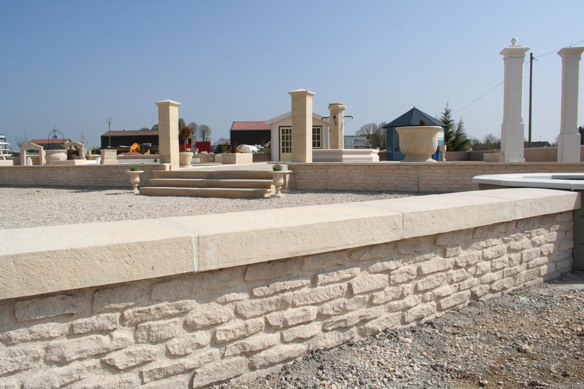 Chaperon muret couvertine couvre mur bouchardée ciselée aspect pierre