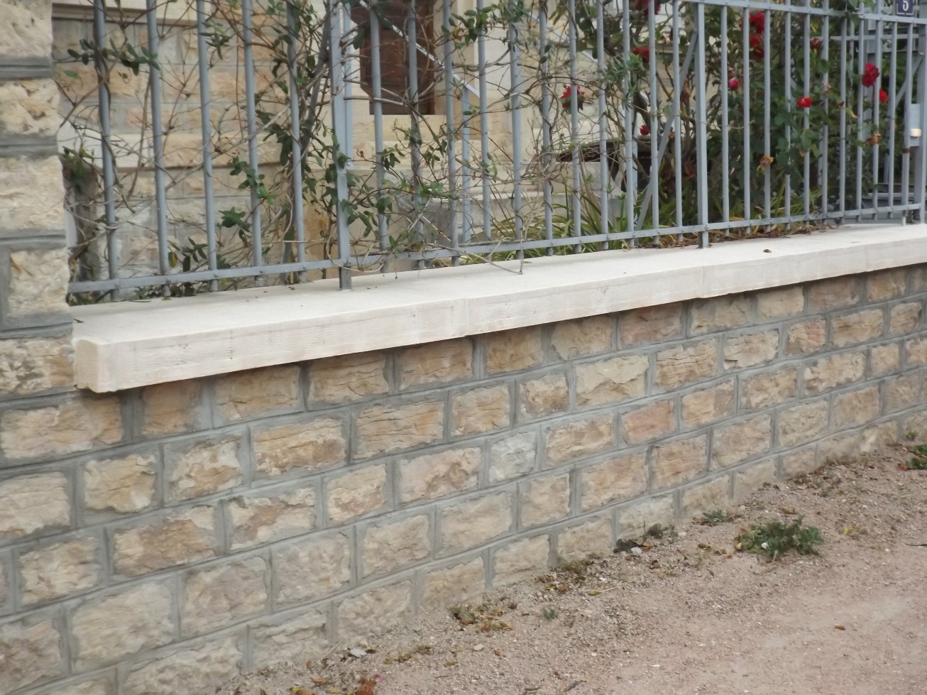 Chaperon muret couvertine couvre mur bouchardée ciselée aspect pierre