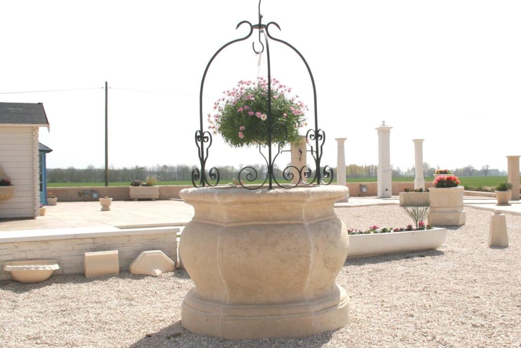 Puits de jardin en pierre reconstituée modèle 2 - www.pierre-alentour.fr