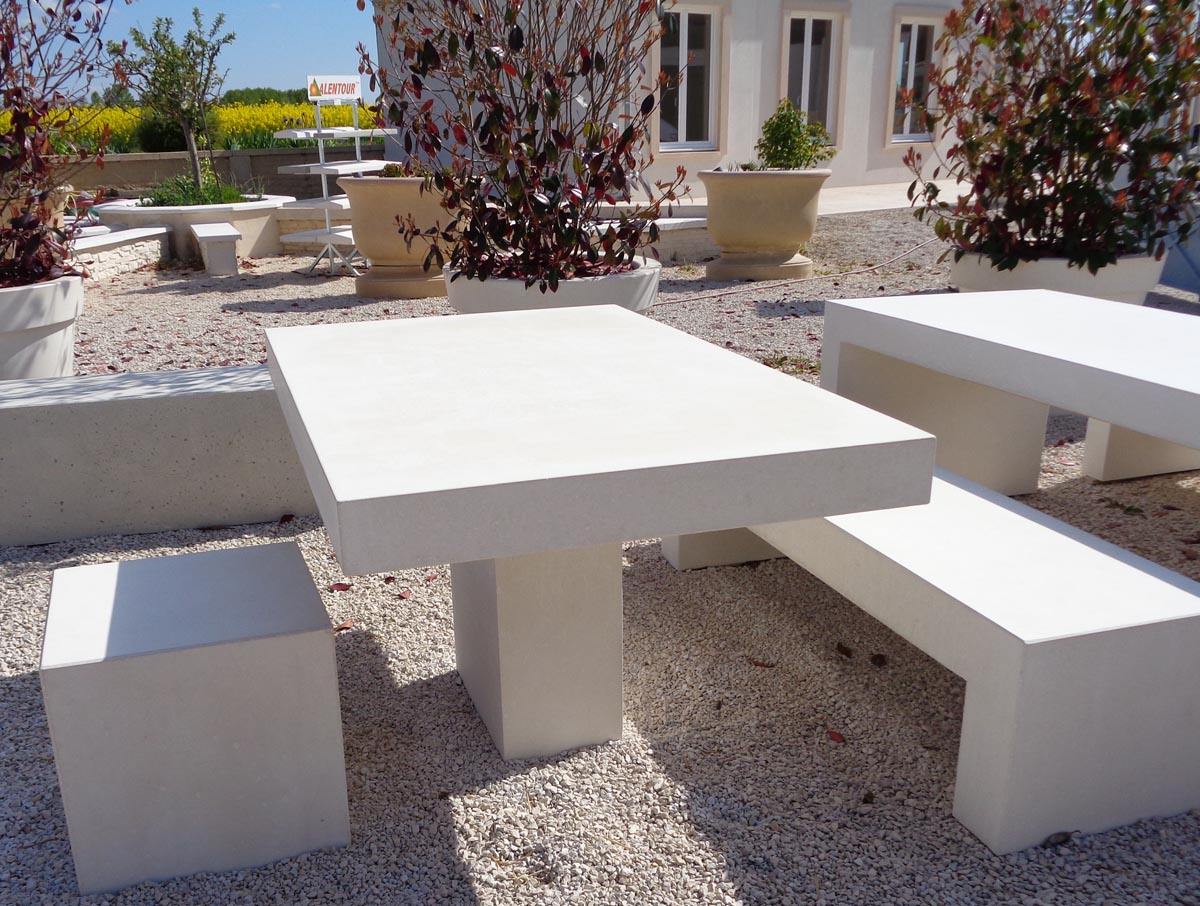 Table en béton, aspect lisse ; mobilier urbain préfabriqué