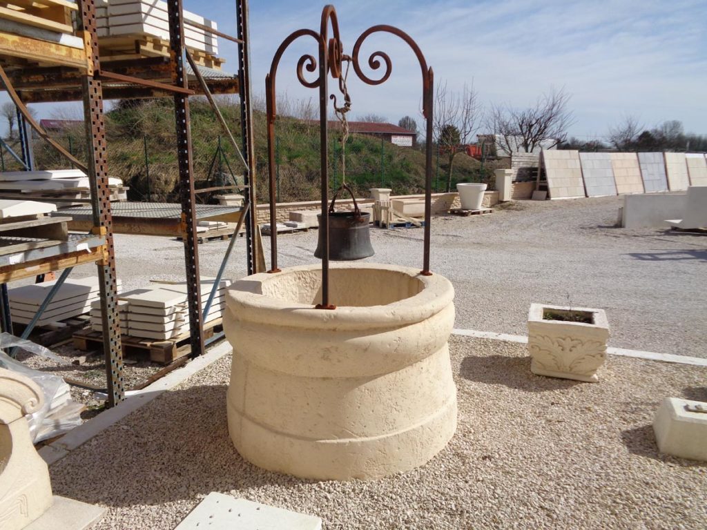 Puits de jardin en pierre reconstituée modèle 1 - www.pierre-alentour.fr