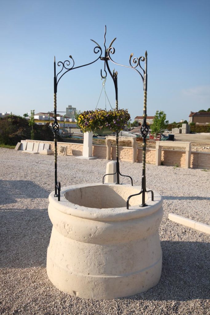 Puits de jardin en pierre reconstituée modèle 1 - www.pierre-alentour.fr