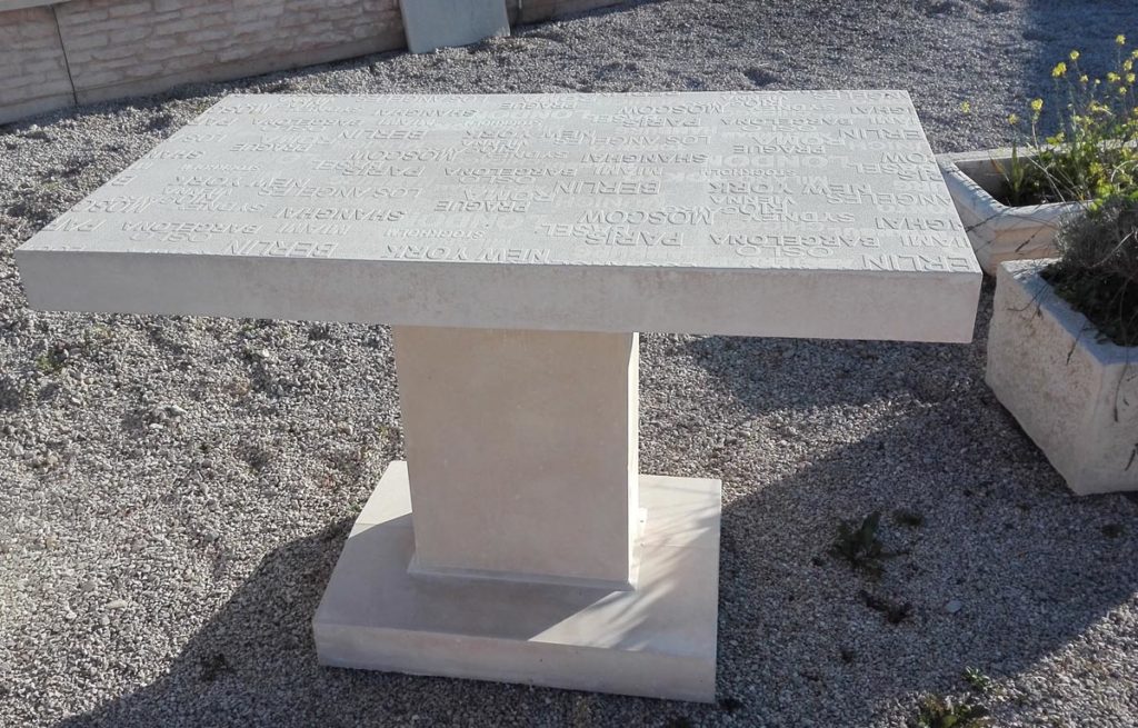 Table en béton aspect décoratif ; mobilier urbain personnalisé, sur mesure