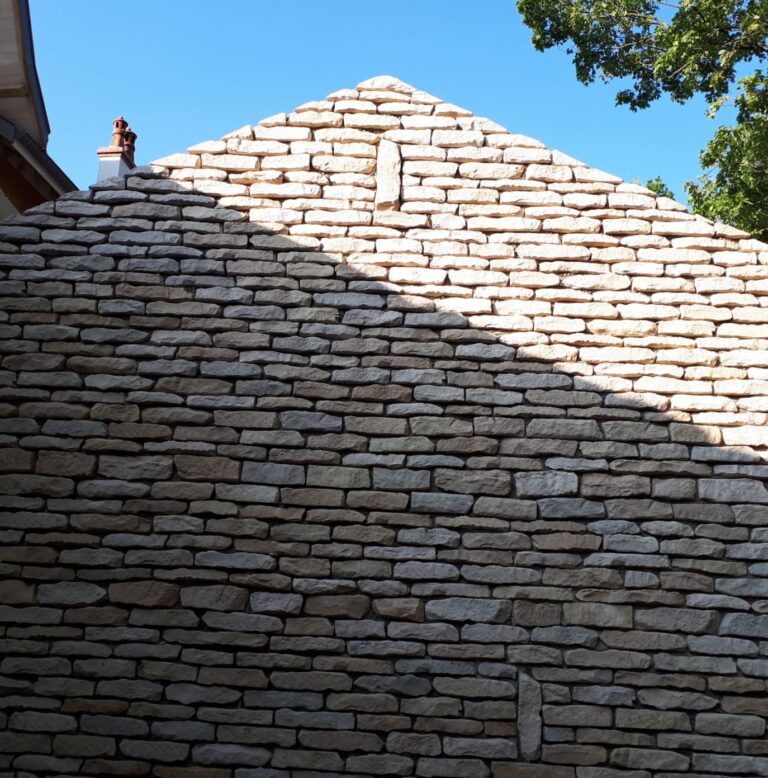 Habillage d'un mur avec des pierres de parement - www.pierre-alentour.fr