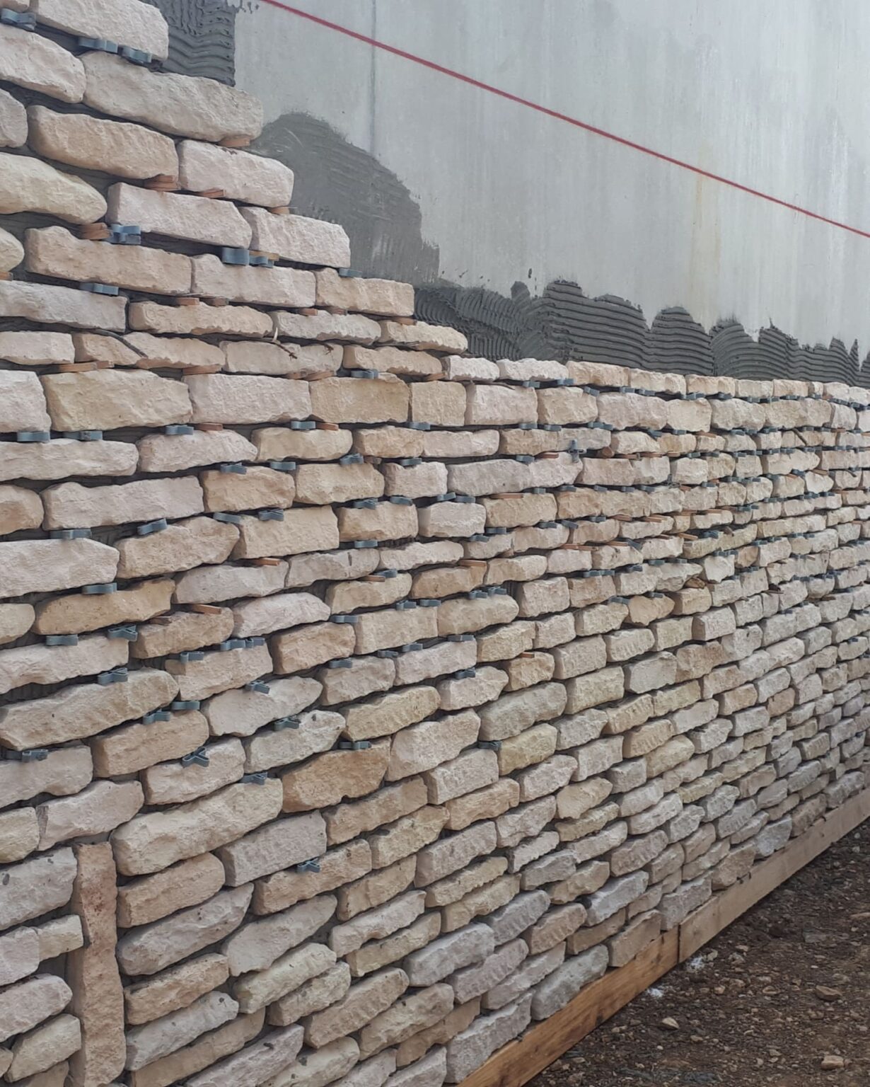 Habillage d'un mur avec des pierres de parement - www.pierre-alentour.fr