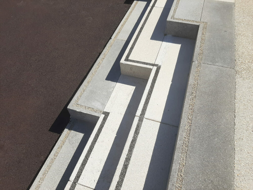 Réalisation de blocs mur et escaliers - Parc St Martin - www.pierre ...