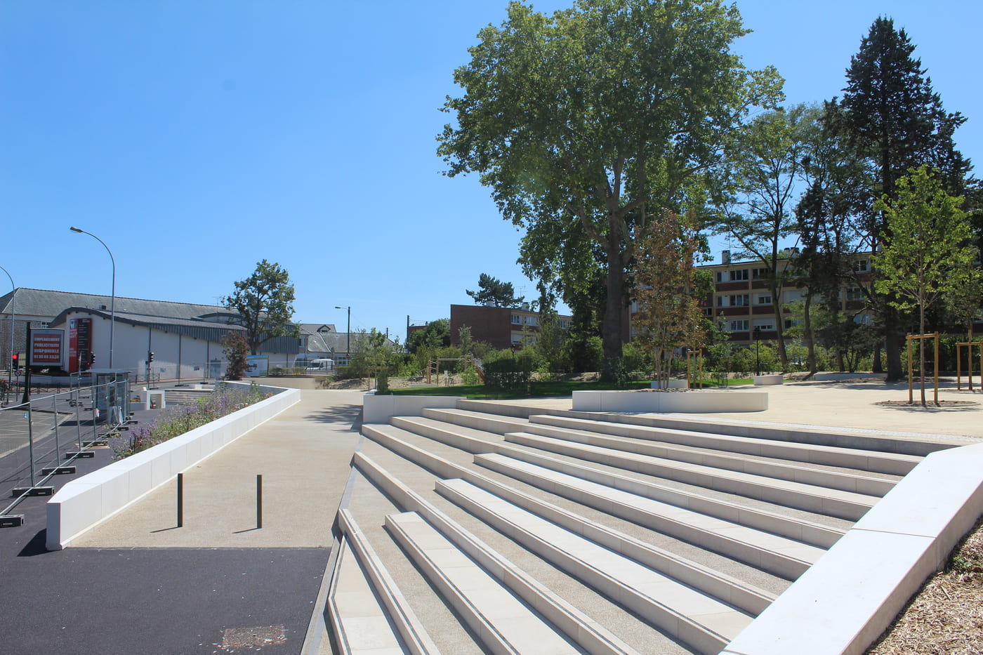 Réalisation de blocs mur et escaliers - Parc St Martin - www.pierre ...